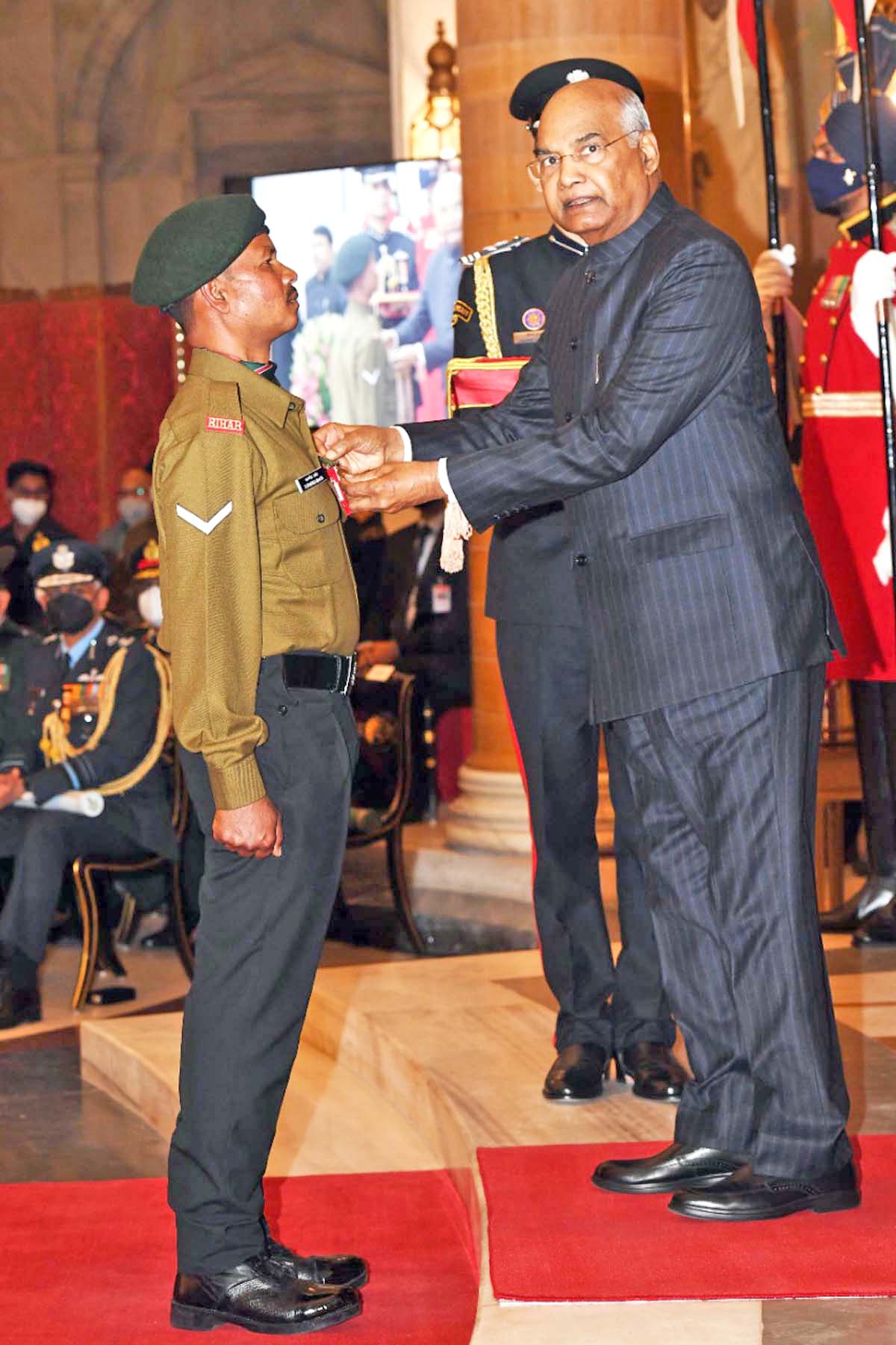 Meet Sepoy Karmdeo Oraon who single handedly handled 6 Pakistani SSG ...