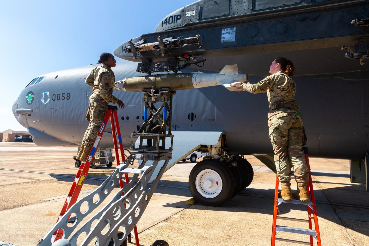 How Do US Military Pilots Coordinate During Air Missions?