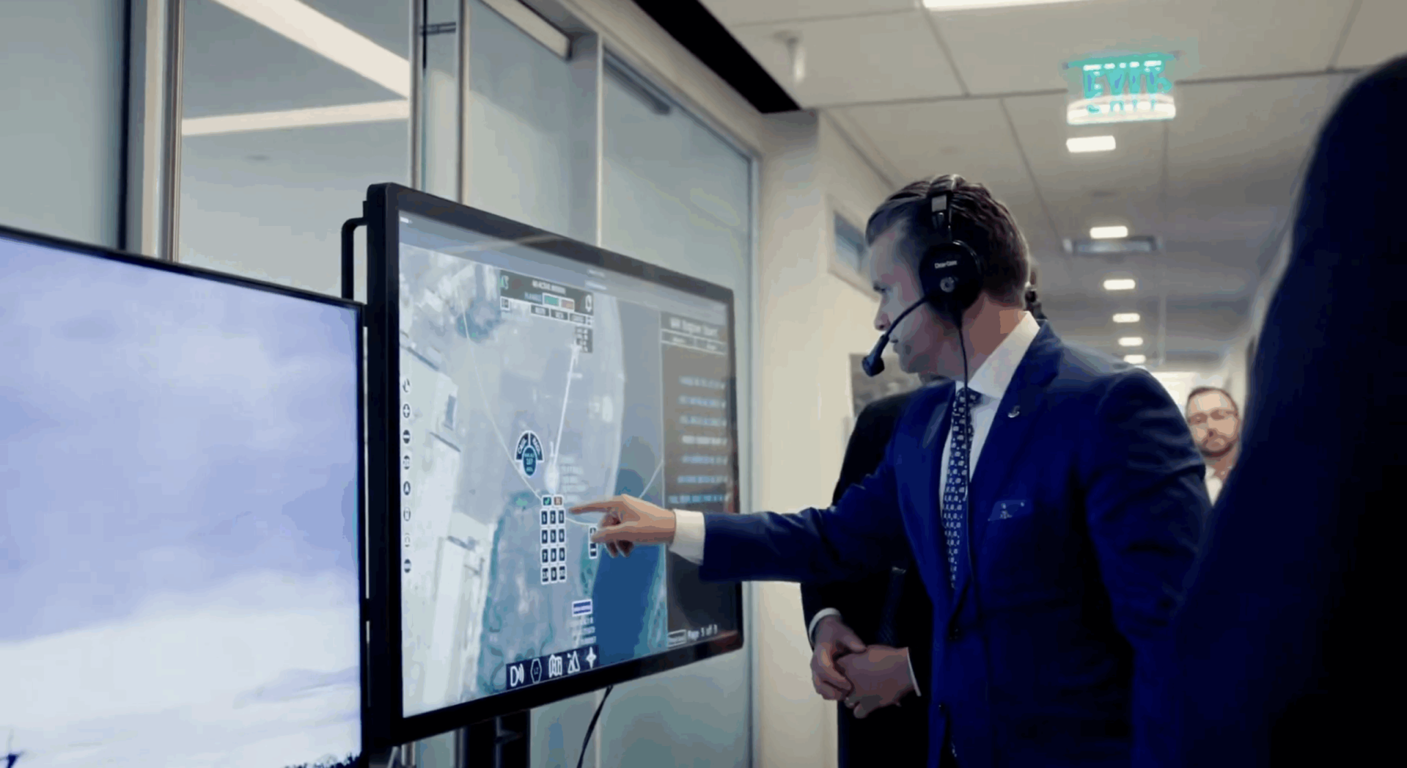 US Defense Secretary Pilots UH-60 Black Hawk Remotely Using Touchscreen ...